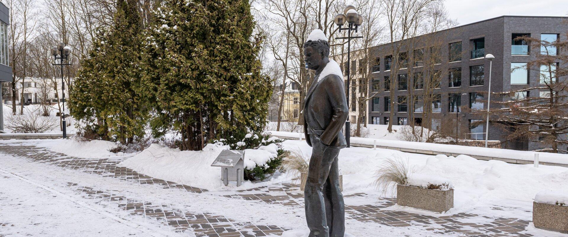 Karl Menningu skulptuur