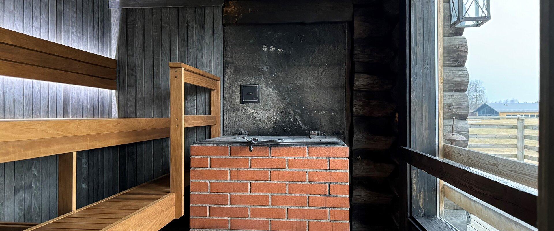 Vene kerisega saun Toosikannu Looduspargis järve kaldal