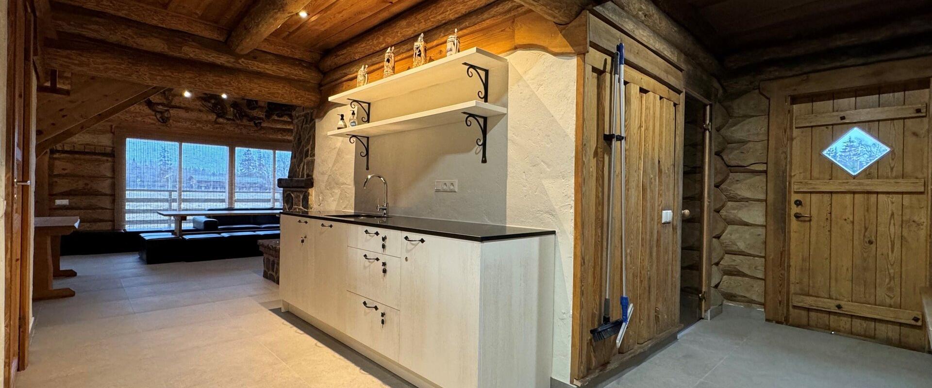 Vene kerisega saun Toosikannu Looduspargis järve kaldal