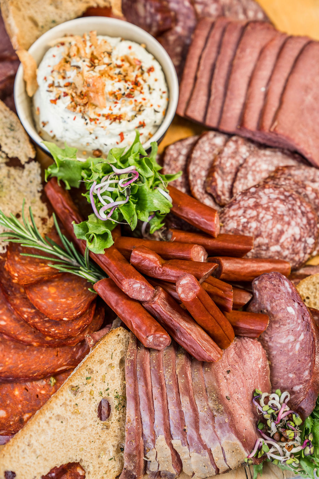 Vene kerisega saun Toosikannu Looduspargis järve kaldal